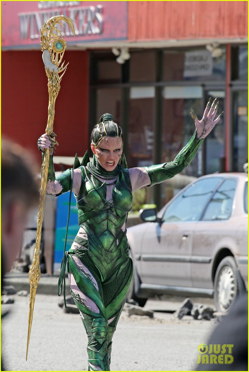 Elizabeth Banks Gets Into Action as Rita Repulsa on 'Power Rangers' Set ...