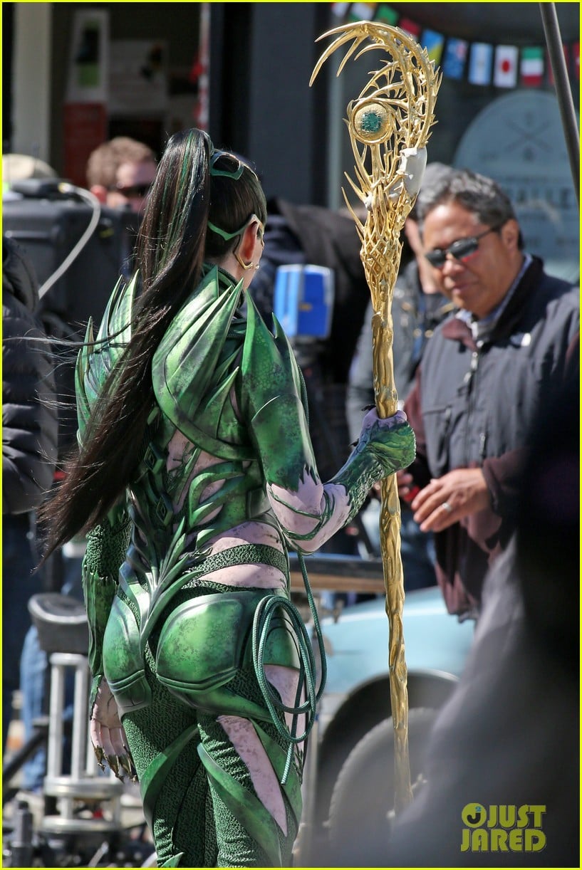 Elizabeth Banks Gets Into Action as Rita Repulsa on 'Power Rangers' Set ...