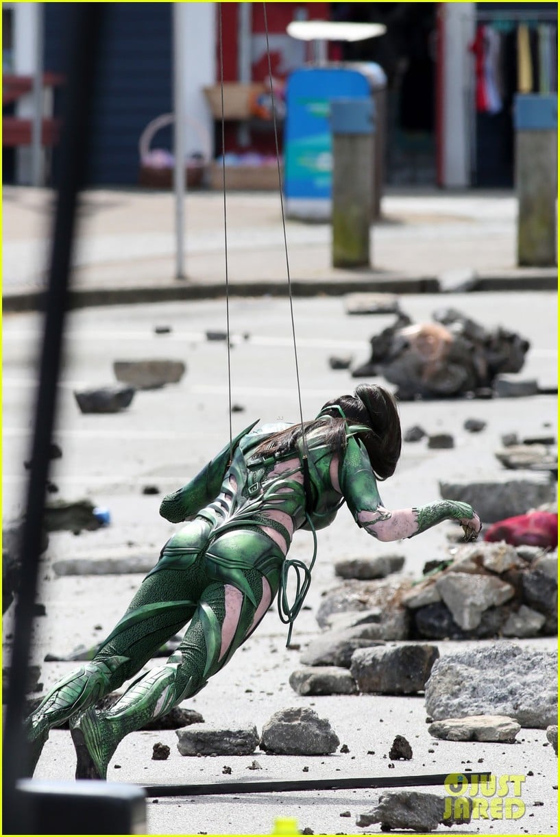 Elizabeth Banks Does 'Power Rangers' Stunt Work as Rita Repulsa: Photo ...