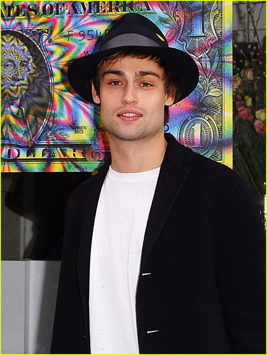 Douglas Booth & Matt Smith Attend Hayden Kays Art Viewing: Photo ...