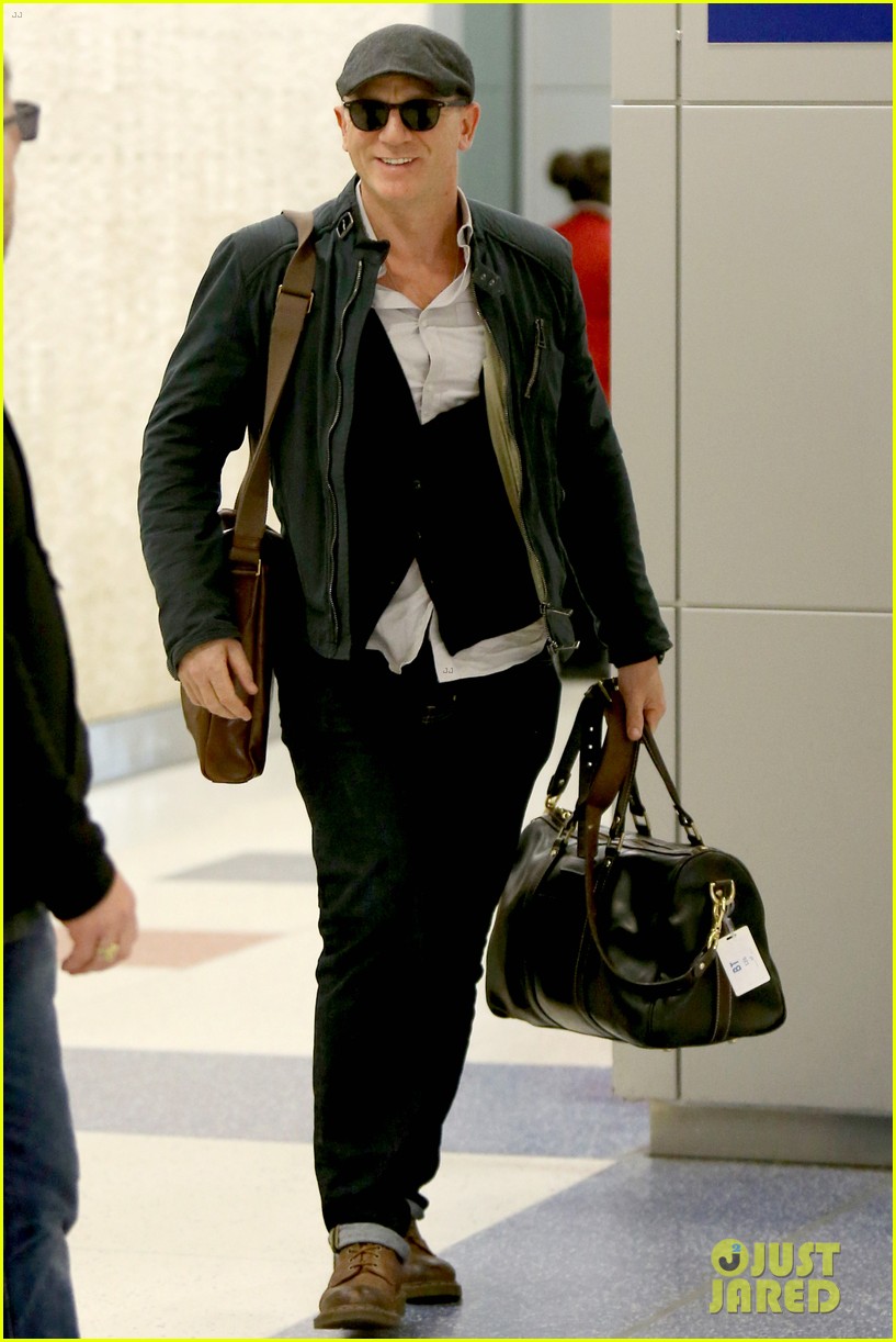 Daniel Craig Flashes a Big Smile After Arriving in New York: Photo ...