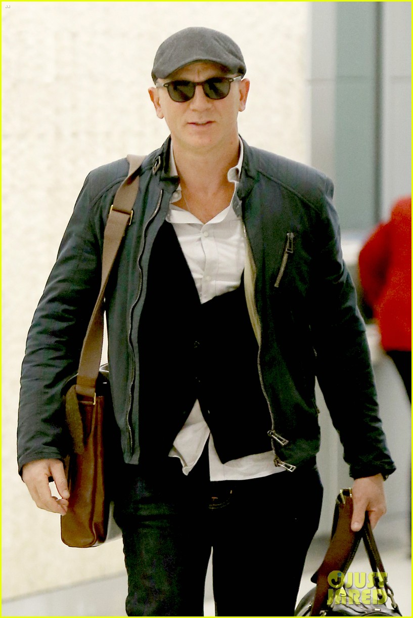 Daniel Craig Flashes a Big Smile After Arriving in New York: Photo ...