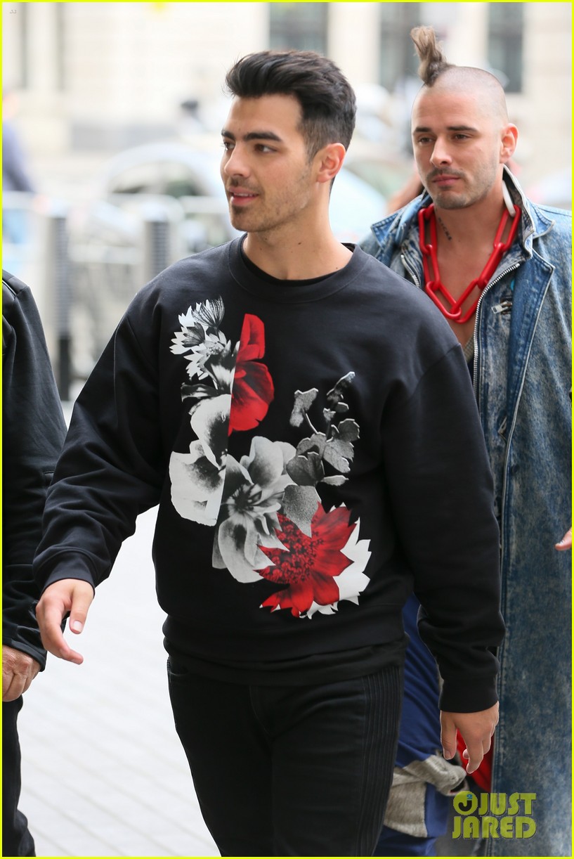 DNCE Performs Cover Of Selena Gomez' 'Hands To Myself' at BBC's Live ...