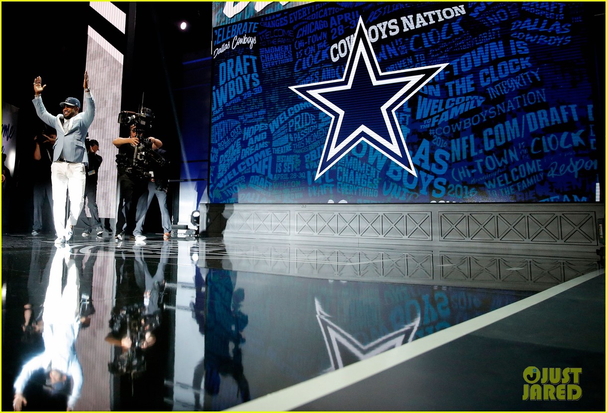 Ezekiel Elliott Wears Crop Top to NFL Draft, Bares His Abs: Photo ...