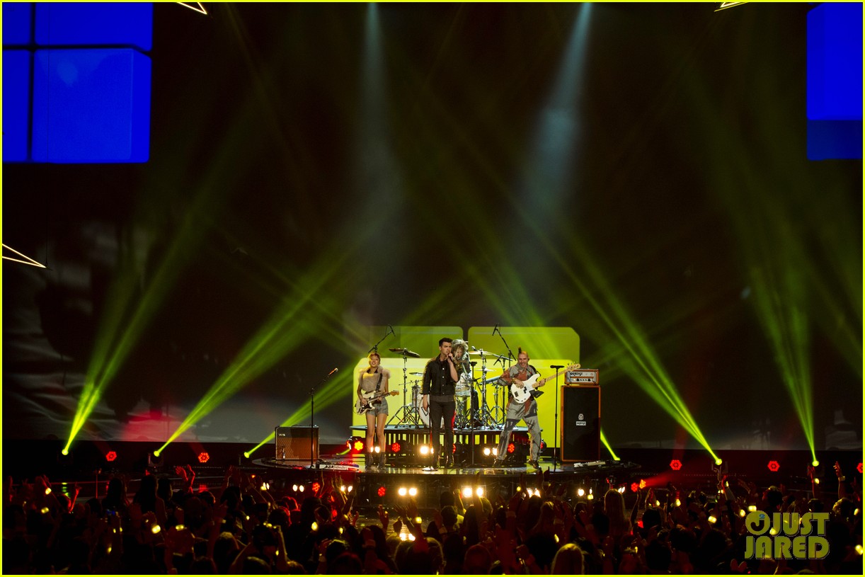 Hailee Steinfeld & DNCE Take the Stage at RDMA 2016: Photo 3644386 ...