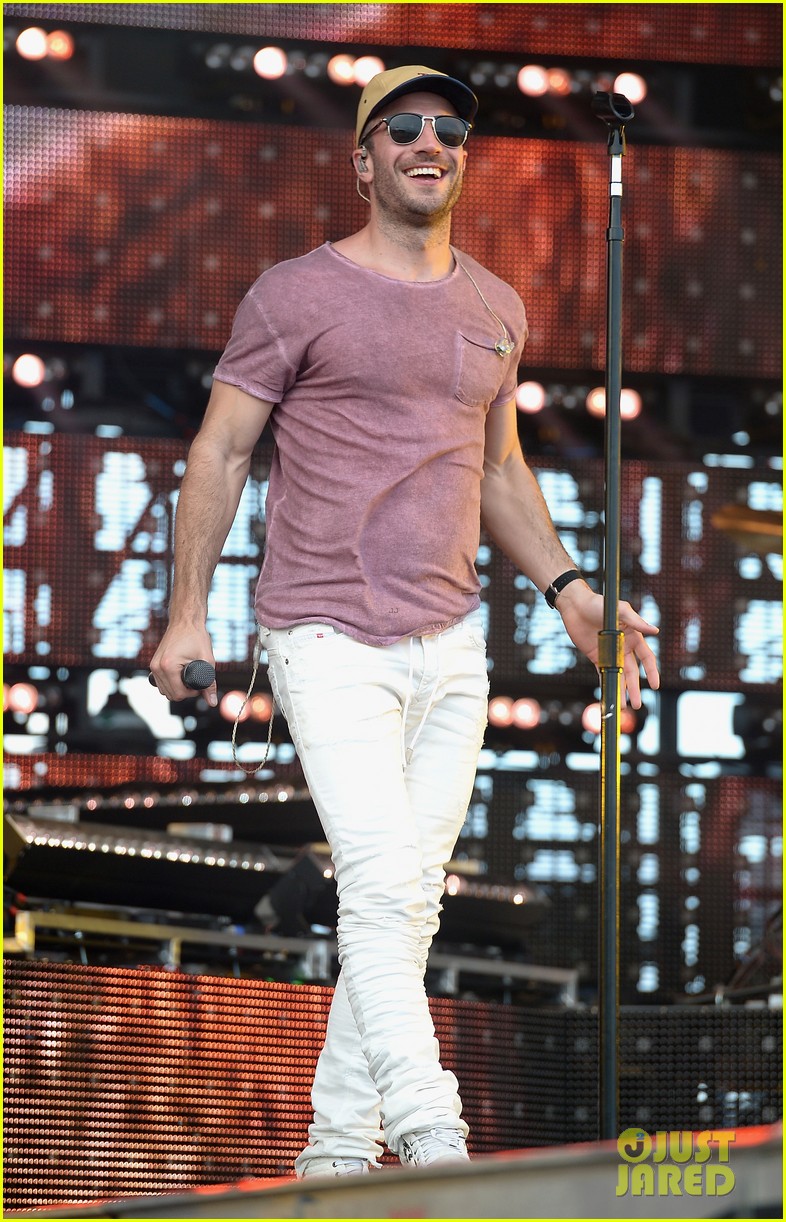 Country Studs Sam Hunt & Tim McGraw Perform at Tortuga Fest: Photo ...
