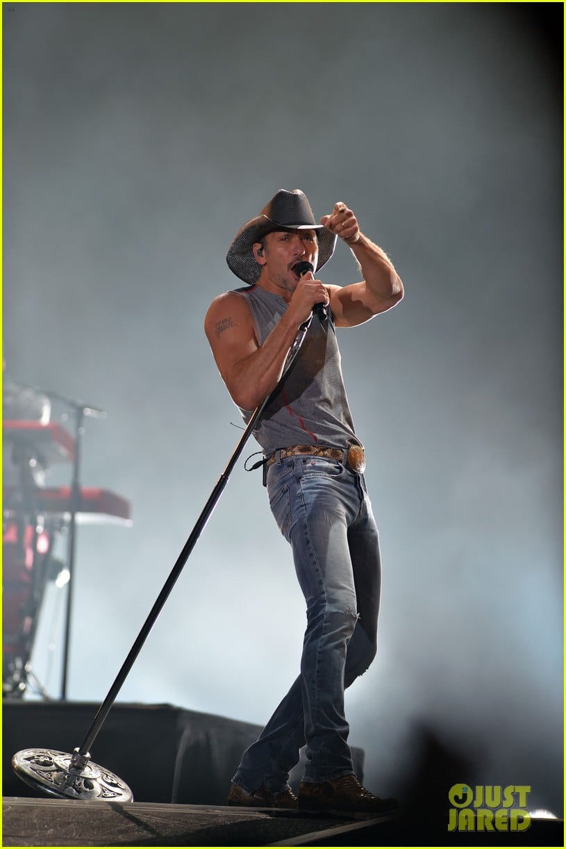 Country Studs Sam Hunt & Tim McGraw Perform at Tortuga Fest: Photo ...