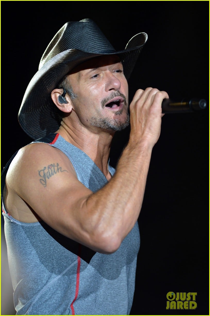 Country Studs Sam Hunt & Tim McGraw Perform at Tortuga Fest: Photo ...