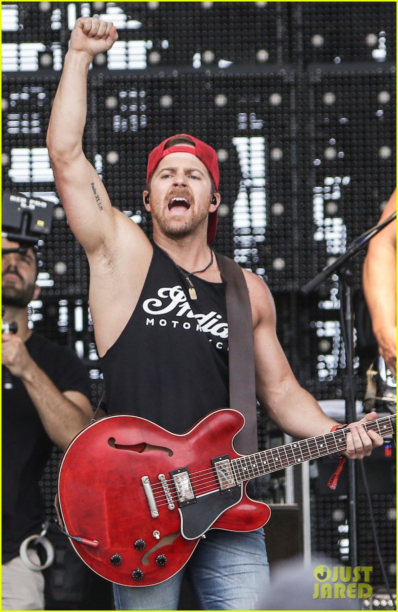 Country Studs Sam Hunt & Tim McGraw Perform at Tortuga Fest: Photo ...