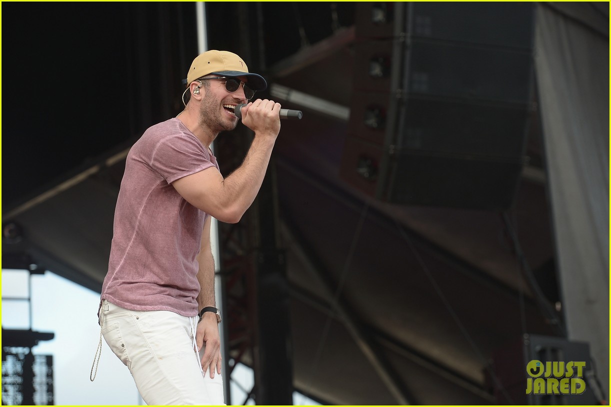 Country Studs Sam Hunt & Tim McGraw Perform at Tortuga Fest: Photo ...
