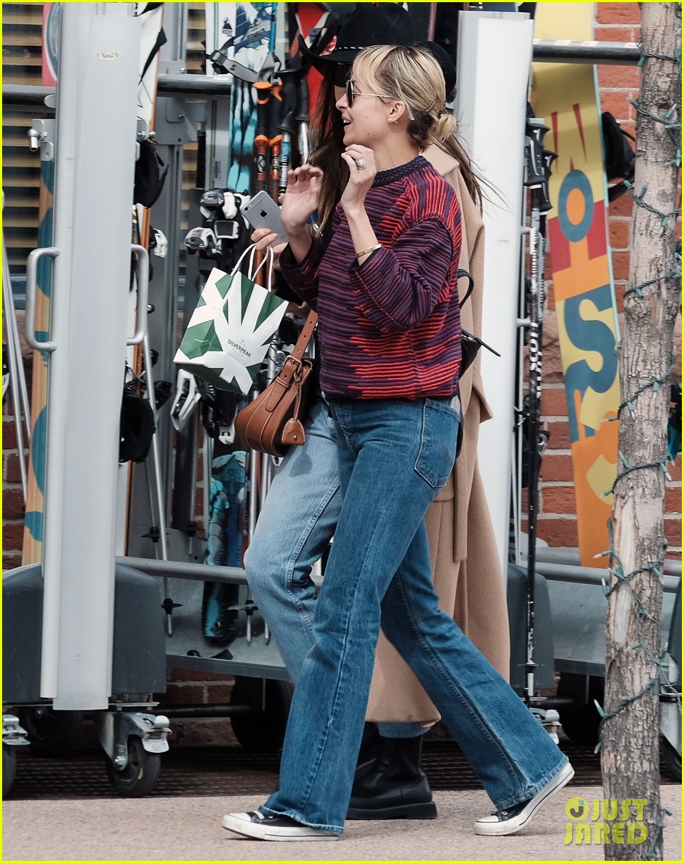 Jessica Alba, Nicole Richie & Kate Hudson Head to an Aspen Wedding ...