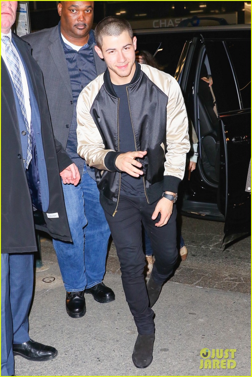 Nick Jonas Is a Sexy Landscaper in 'SNL' Skit: Photo 3633642 | Julia ...