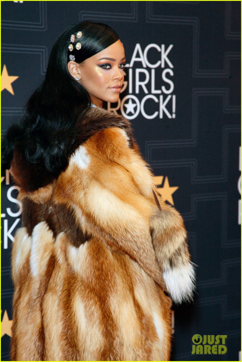 Rihanna Gets the Rock Star Award at BET's Black Girls Rock! Event ...