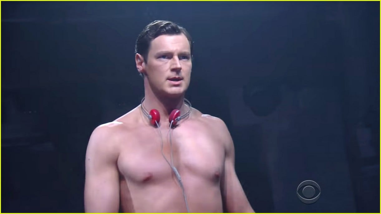 Benjamin Walker Goes Shirtless for 'American Psycho' Performance on ...