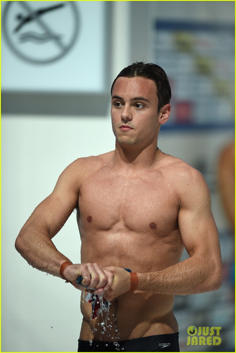 Olympic Diver Tom Daley Explains Why His Speedos Are So Tight - Watch ...