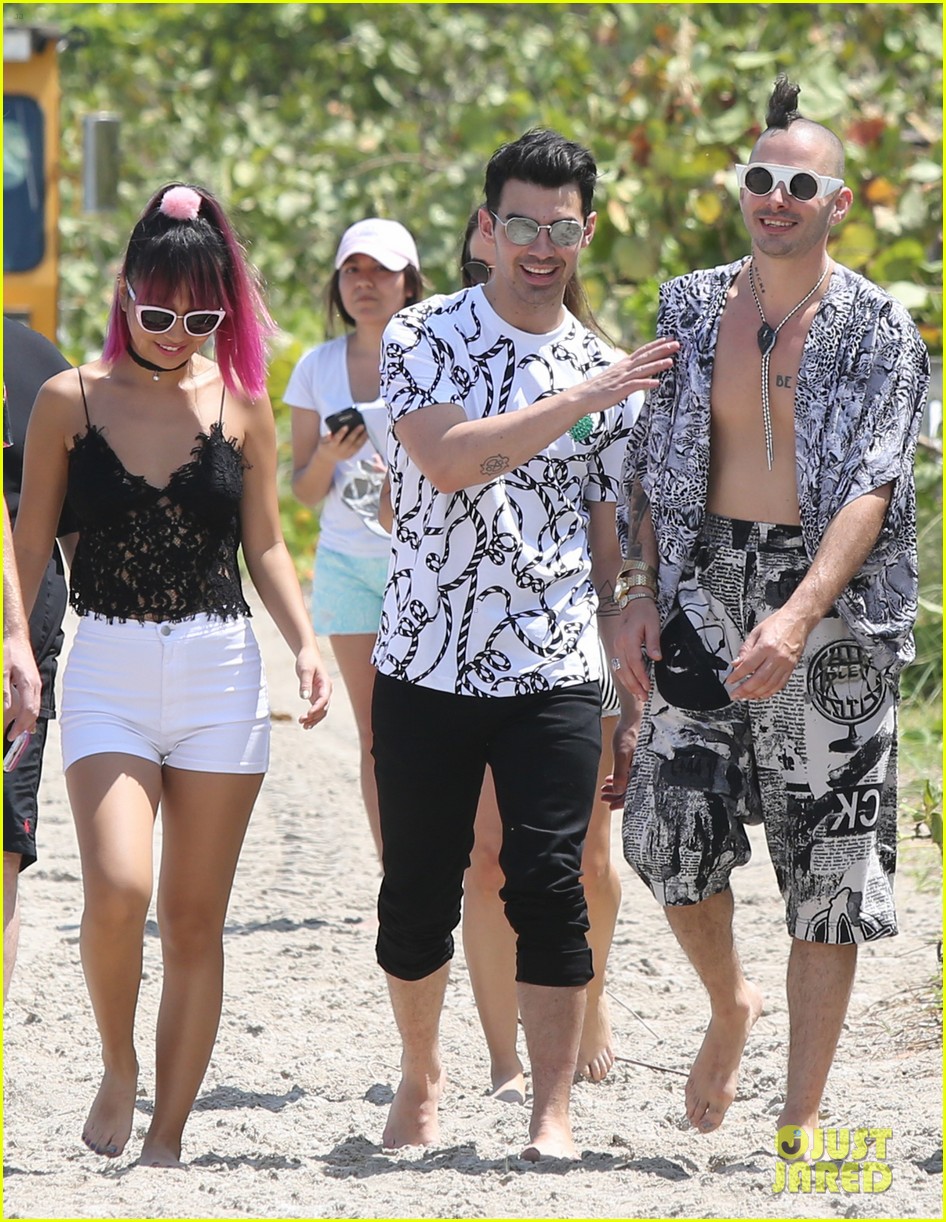 DNCE Hits Miami For Volleyball Tournament at iHeart Pool Party: Photo ...