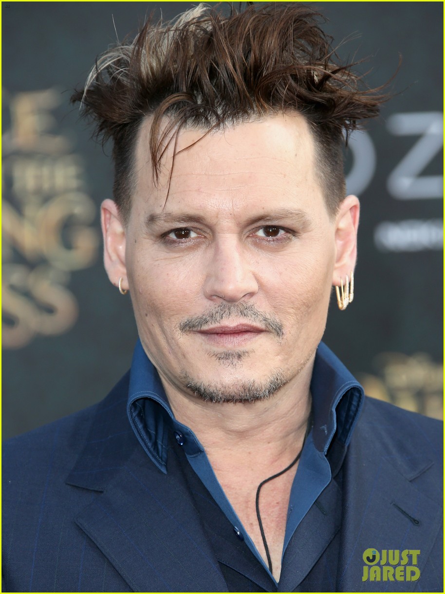 Anne Hathaway & Johnny Depp Premiere 'Alice' in Hollywood!: Photo ...