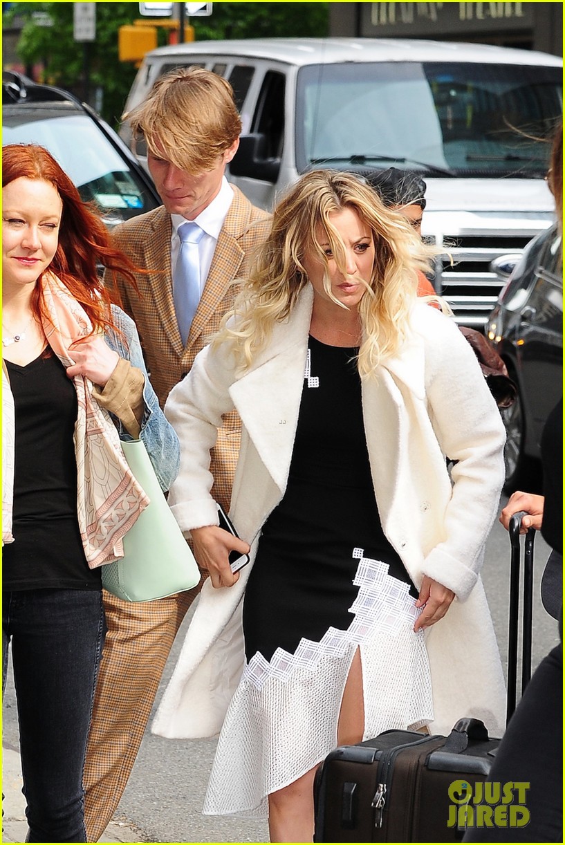 Kaley Cuoco Steps Out After Finalizing Her Divorce: Photo 3651150 ...