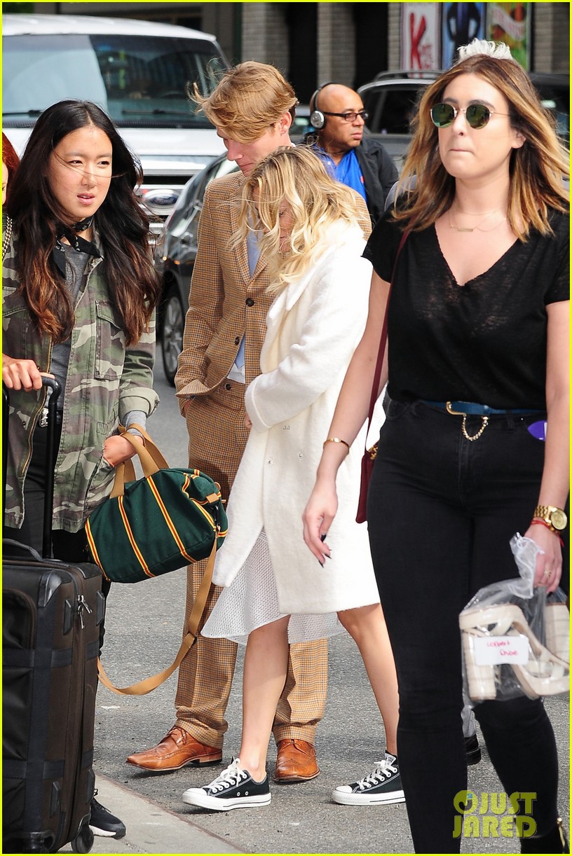 Kaley Cuoco Steps Out After Finalizing Her Divorce: Photo 3651159 ...