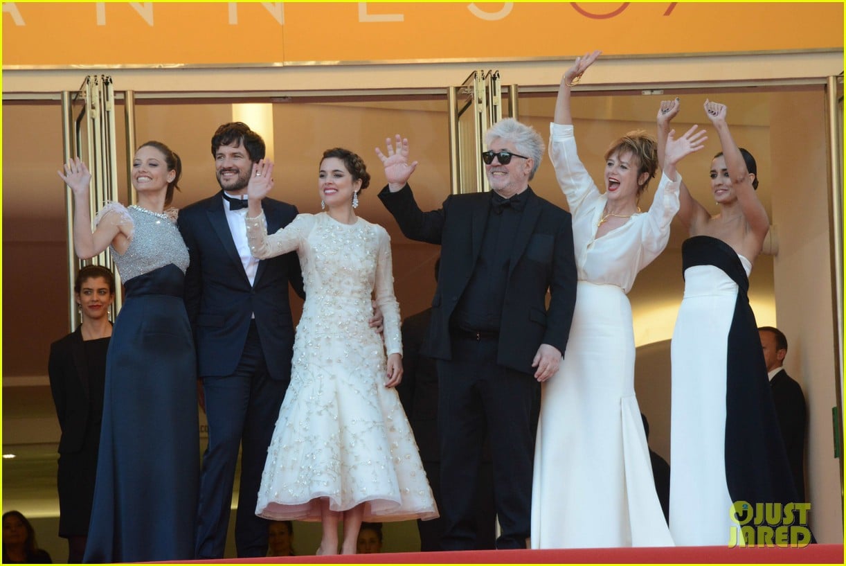 Adriana Lima, Karlie Kloss & Izabel Goulart Glam Up 'Julieta' Red ...