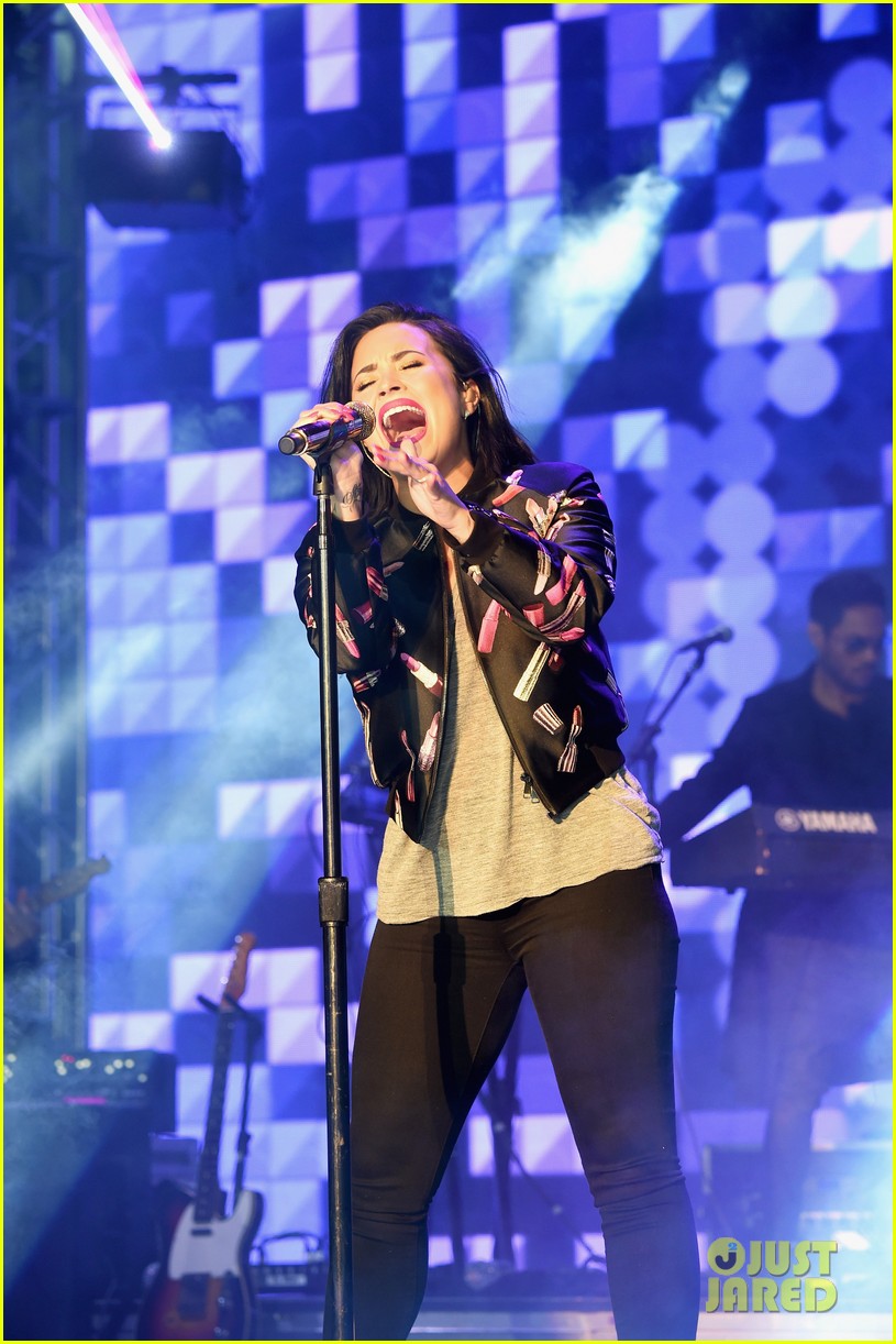 Demi Lovato Delivers Amazing Performance at AOL NewFronts 2016: Photo ...