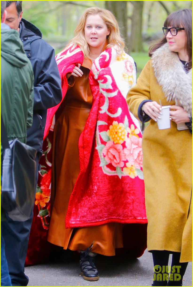 Amy Schumer Bundles Up for Central Park Photo Shoot: Photo 3650162 ...