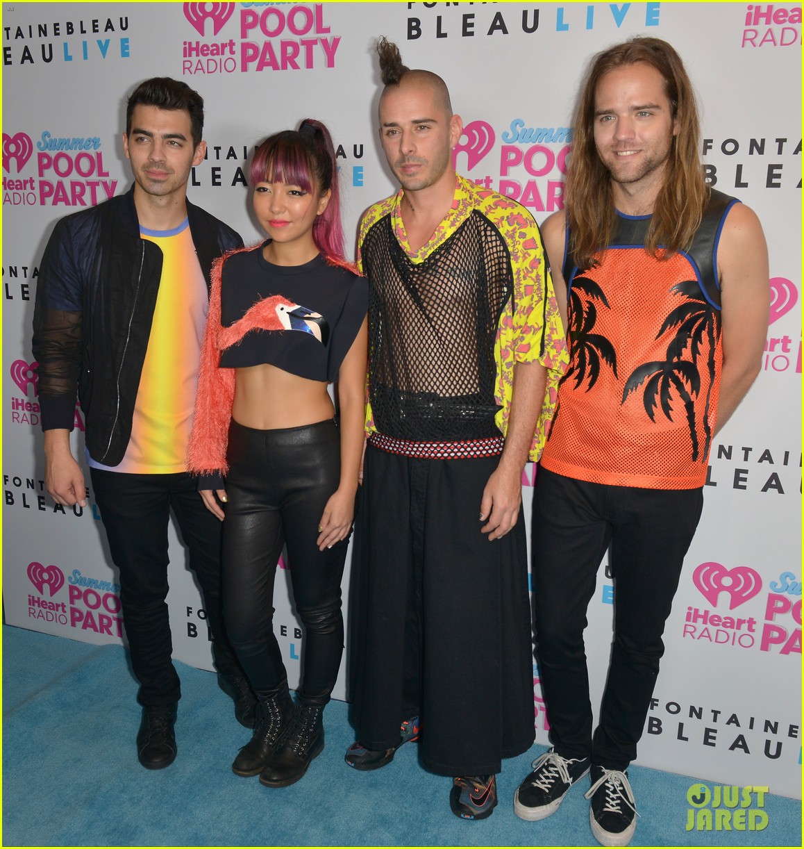 Hailee Steinfeld Sings With DNCE at iHeartRadio Pool Party: Photo ...