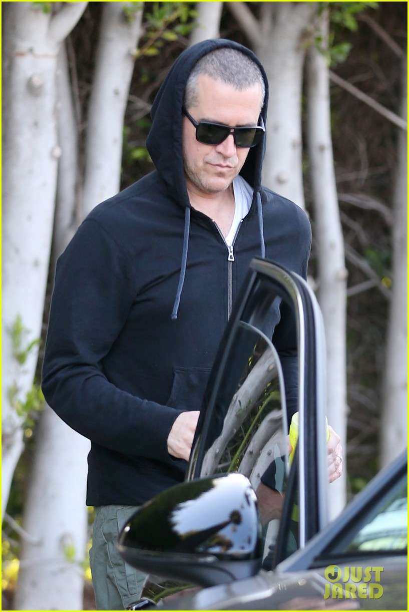 Reese Witherspoon Happily Strolls With Husband Jim Toth: Photo 3648540 ...