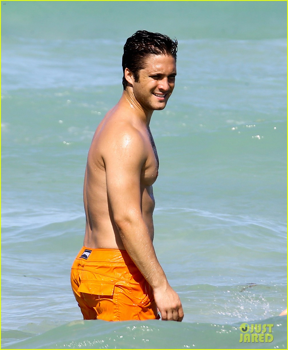 Diego Boneta Shows Off His Buff Chest in Miami!: Photo 3691963 | Diego ...