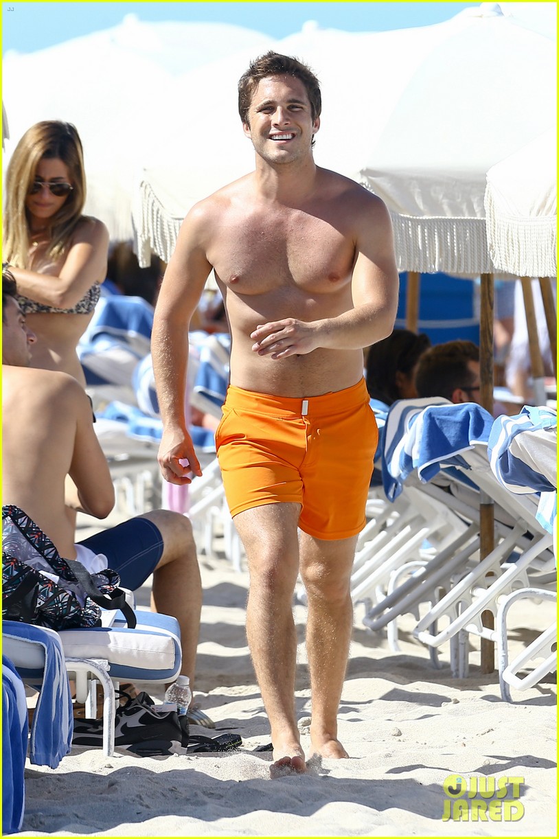 Diego Boneta Shows Off His Buff Chest in Miami!: Photo 3691975 | Diego Boneta Photos | Just ...