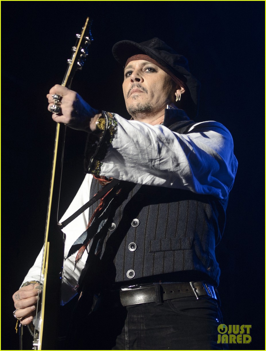 Johnny Depp 'Smiled A Lot,' Seemed 'Really Happy' During Latest Concert ...