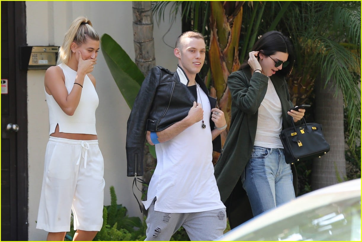 Drake & Hailey Baldwin Pictured on Dinner Date, Spotted Getting 'Very ...