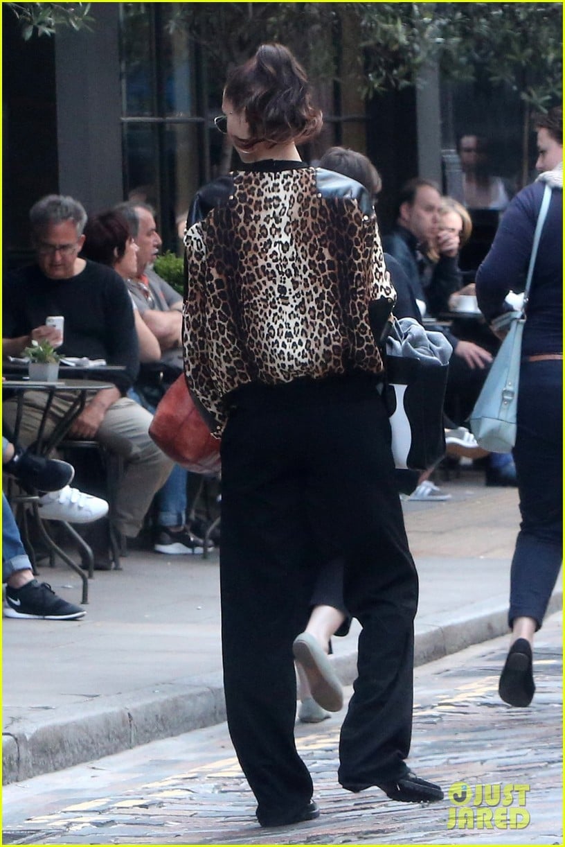 Bella Hadid Arrives in London After Paris Fashion Week: Photo 3691908 ...