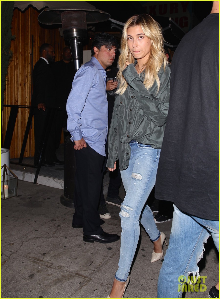 Hailey Baldwin Spotted Out Solo After Dining Out With Drake: Photo ...