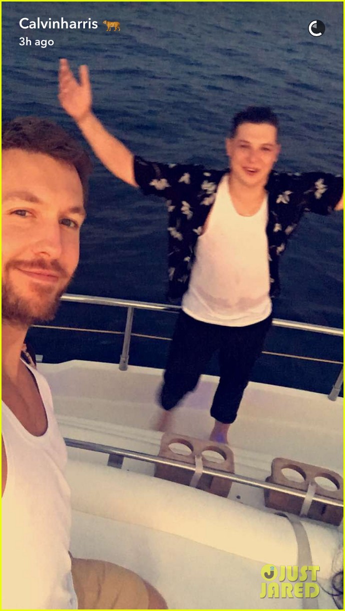 Calvin Harris Is Surrounded By Lots of Ladies in New Snapchat Pic ...