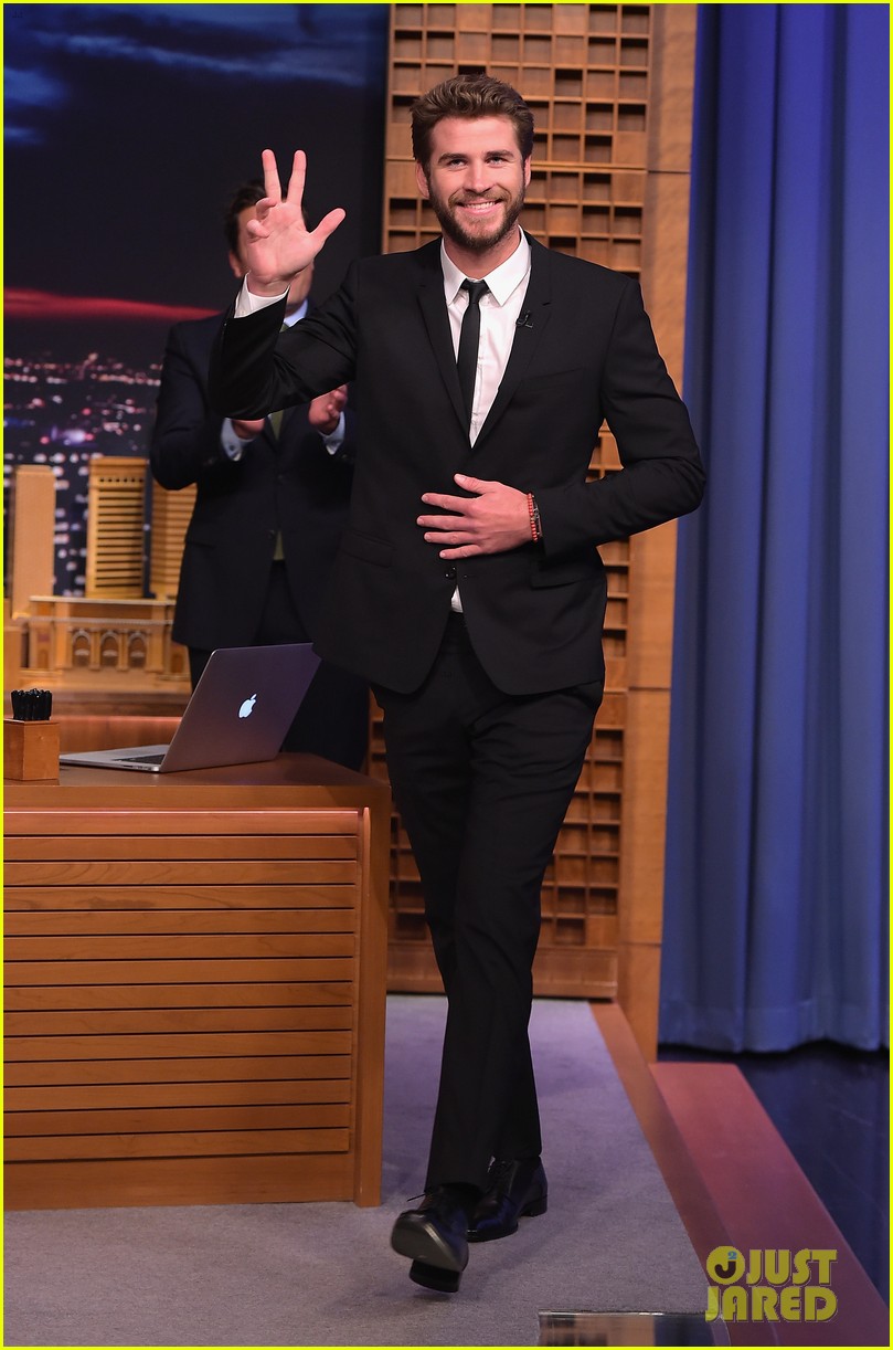 Liam Hemsworth Beats Jimmy Fallon in 'Slip & Flip' Game!: Photo 3681861 ...