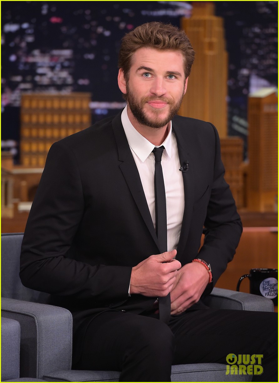 Liam Hemsworth Beats Jimmy Fallon in 'Slip & Flip' Game!: Photo 3681865 ...