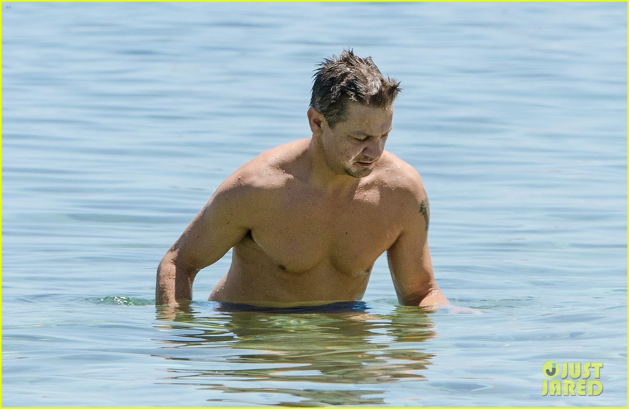 Jeremy Renner Goes Shirtless in Italy, Suffers Injured Finger: Photo ...