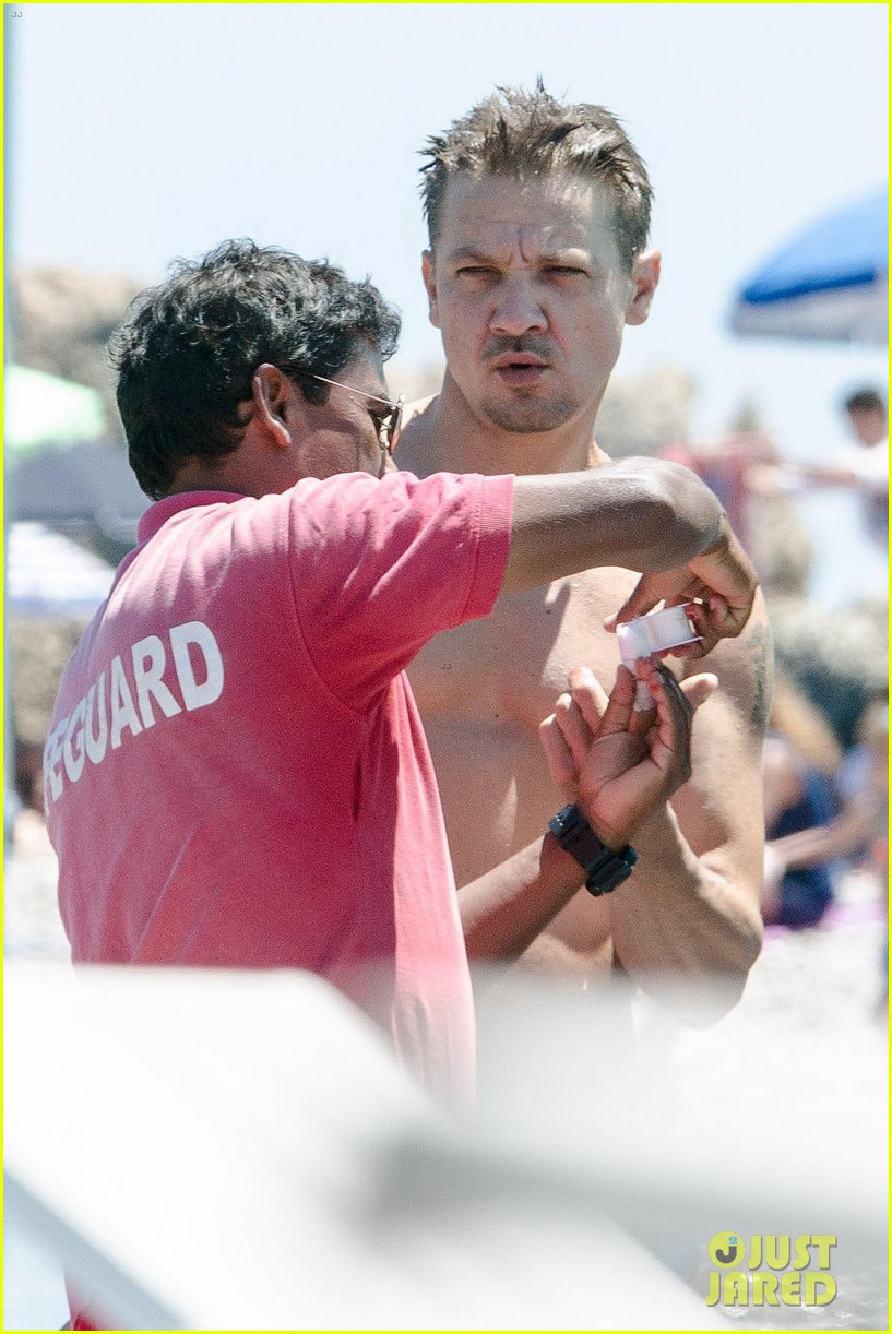 Jeremy Renner Goes Shirtless in Italy, Suffers Injured Finger: Photo ...