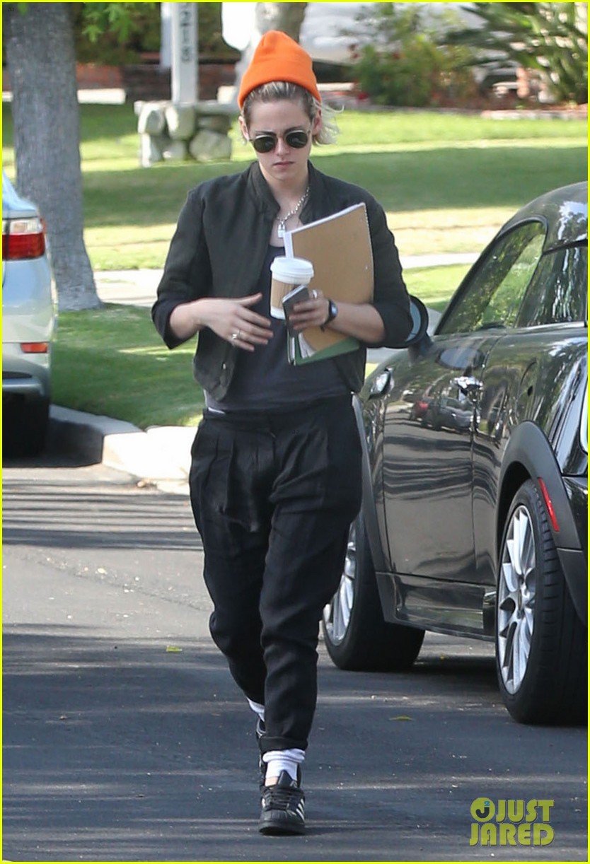 Kristen Stewart Rocks Orange Beanie & Hits the Books: Photo 3683737 ...