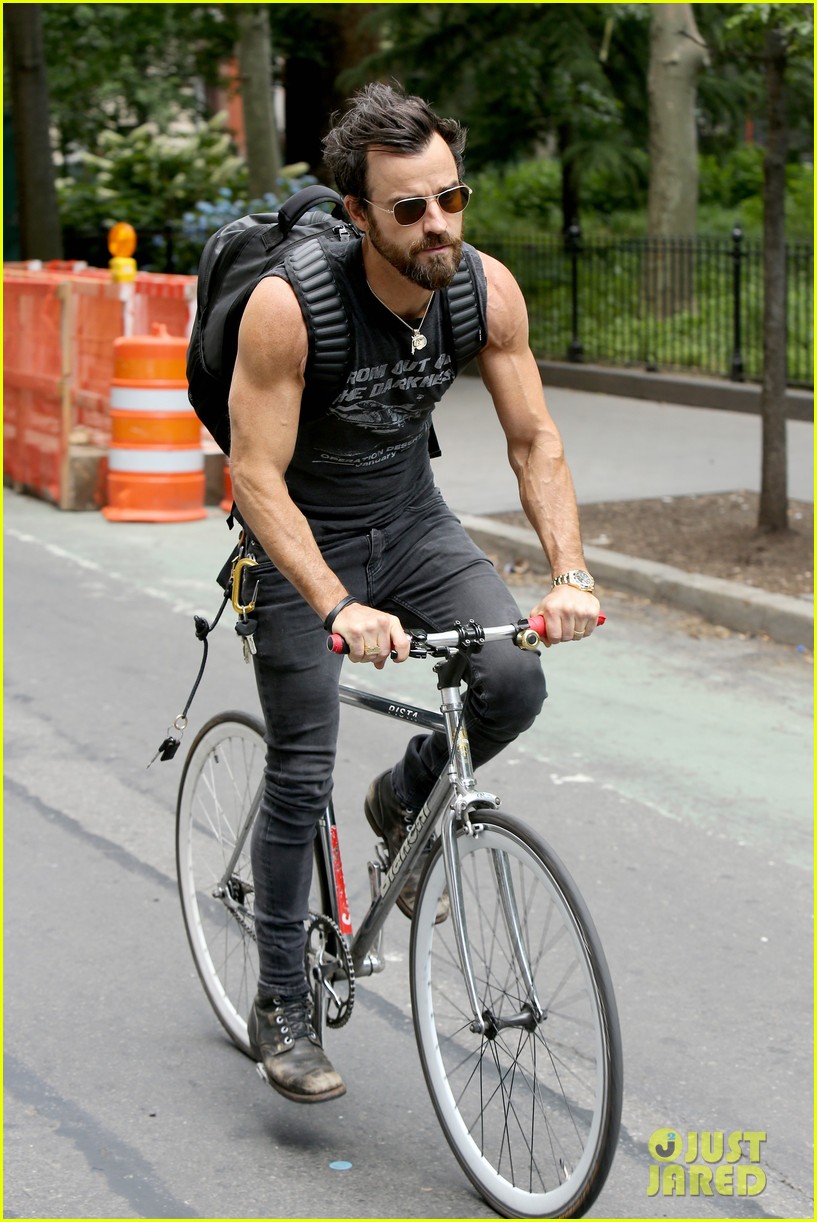 Justin Theroux Continues Baring Muscles in Sleeveless Tank!: Photo ...