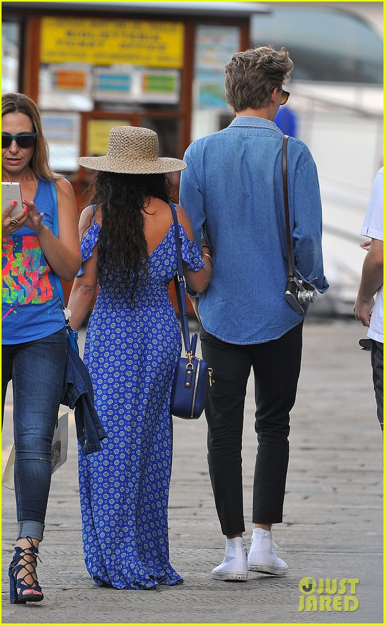 Austin Butler Shows Off Short Haircut on Italian Vacation With Vanessa ...