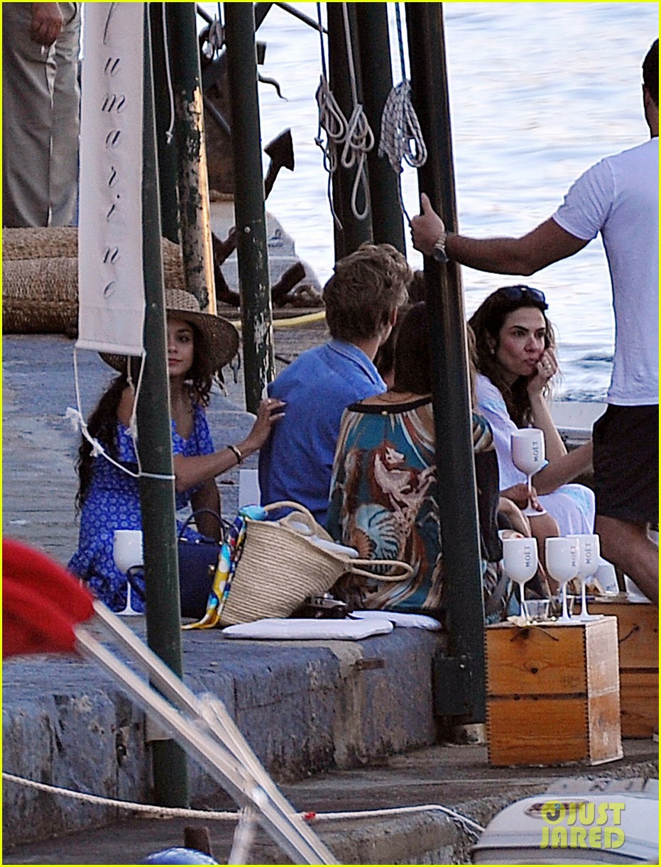 Austin Butler Shows Off Short Haircut on Italian Vacation With Vanessa ...