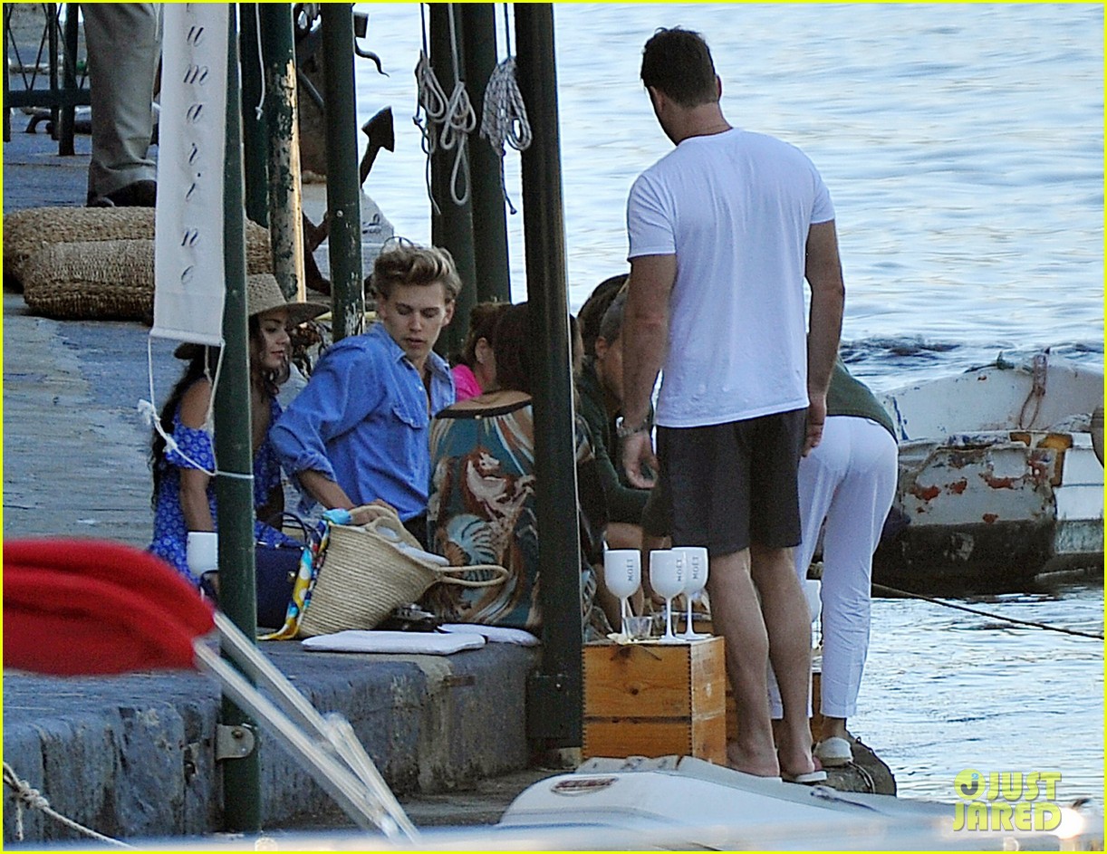 Austin Butler Shows Off Short Haircut on Italian Vacation With Vanessa ...