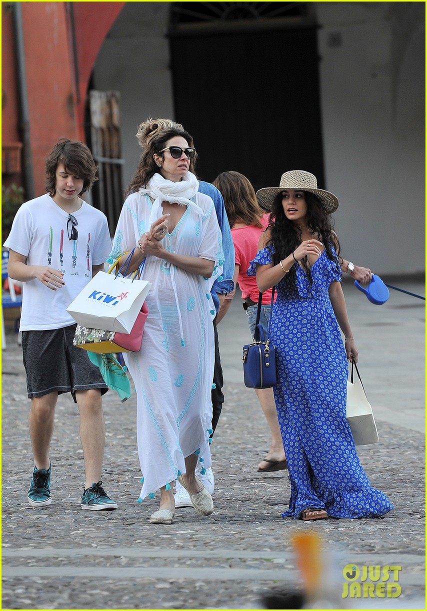 Austin Butler Shows Off Short Haircut on Italian Vacation With Vanessa ...