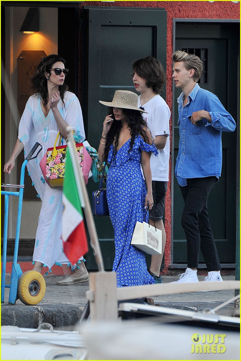 Austin Butler Shows Off Short Haircut on Italian Vacation With Vanessa ...