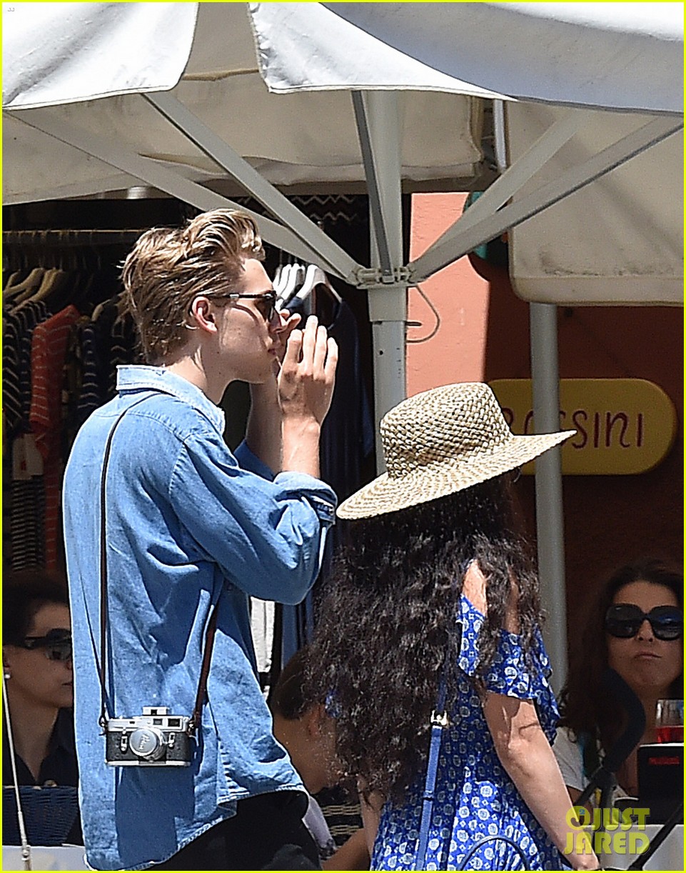 Austin Butler Shows Off Short Haircut on Italian Vacation With Vanessa ...