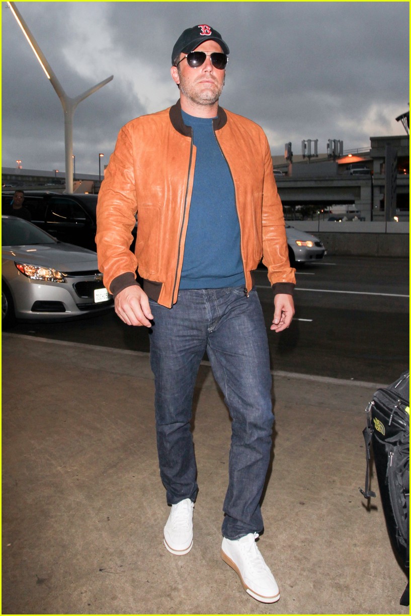 Ben Affleck Takes Flight After Quick Visit with His Kids: Photo 3708735 ...