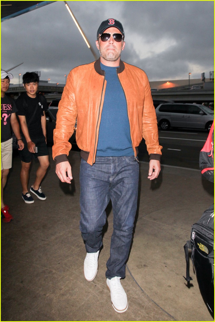 Ben Affleck Takes Flight After Quick Visit with His Kids: Photo 3708764 ...