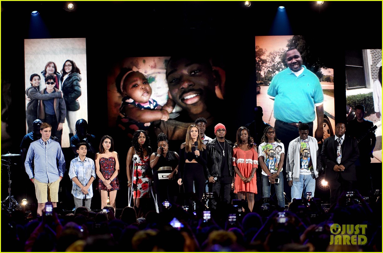 Jessica Alba Brings Teens Affected by Gun Violence On Stage at Teen ...